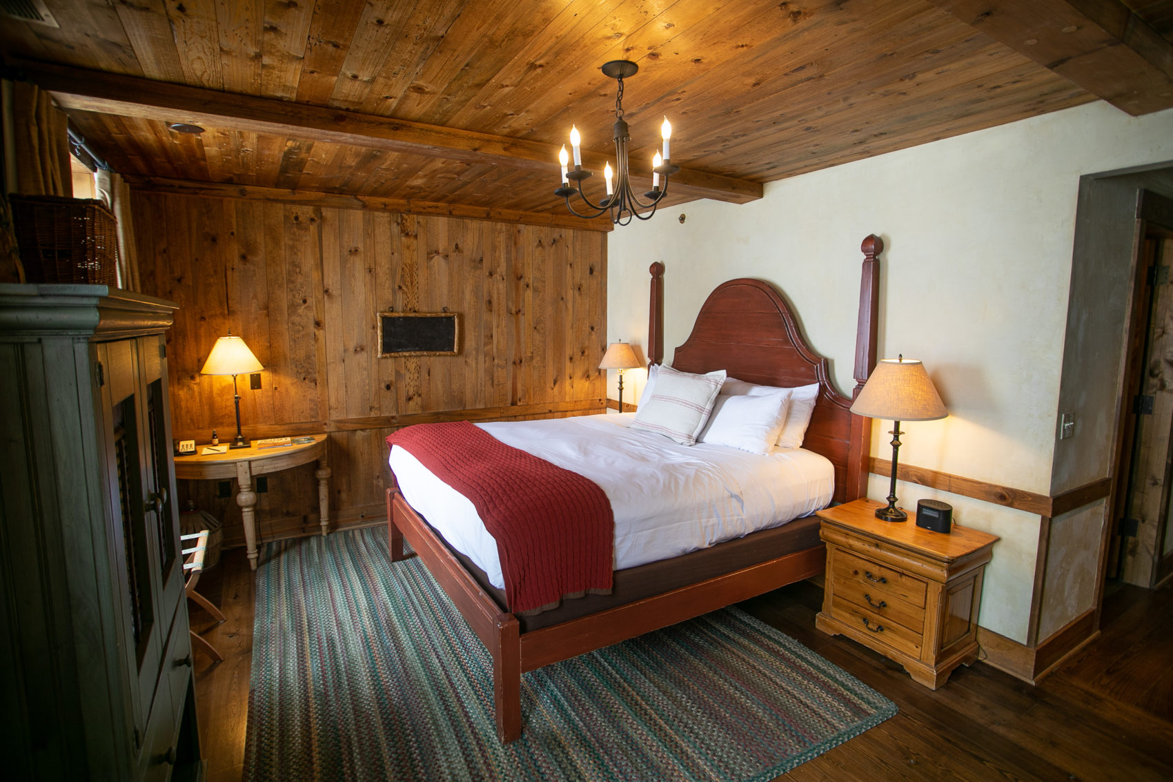 Colorado Mountain Resort Lodging | Meadow King Room | Devil's Thumb Ranch